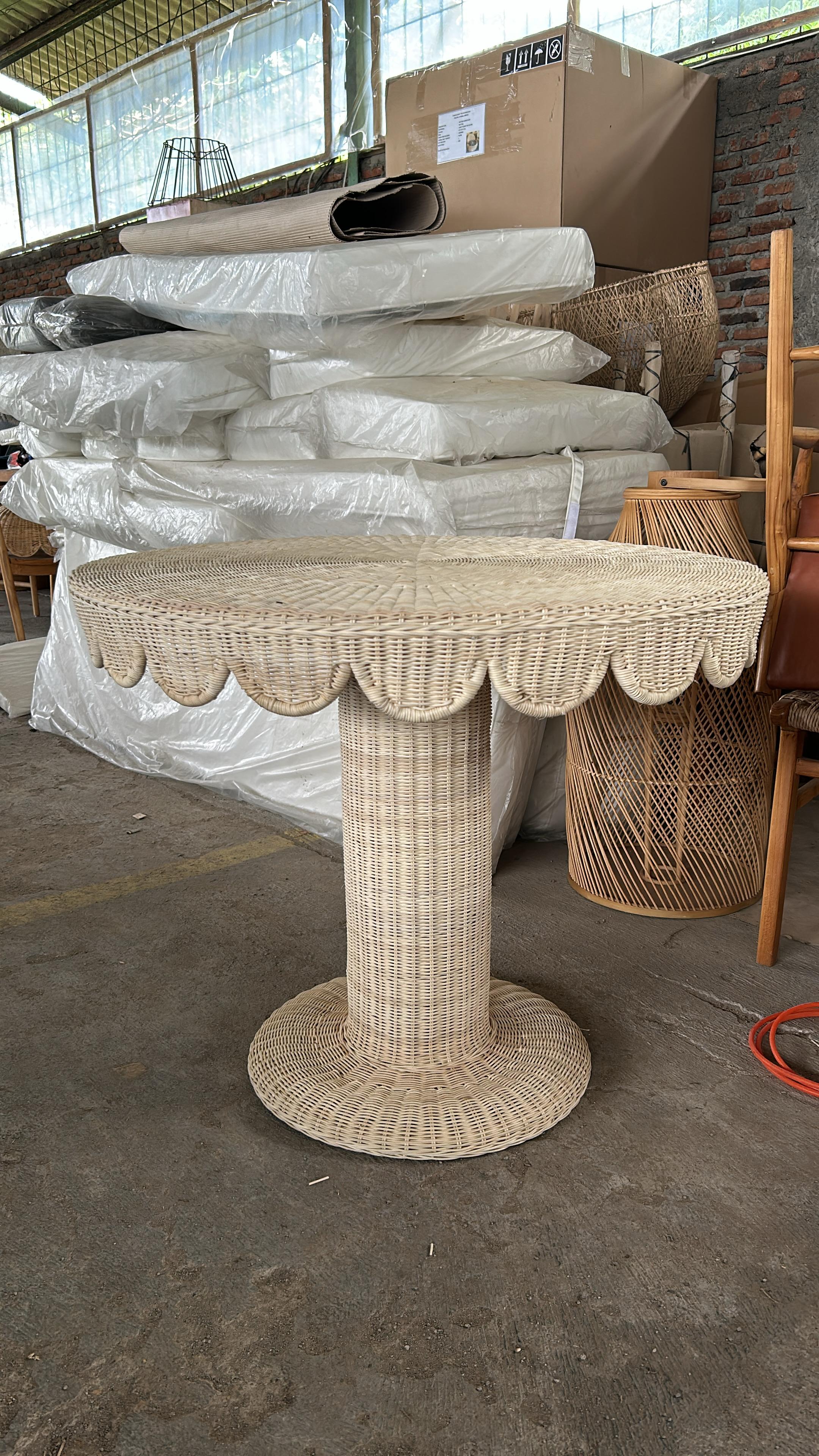 The Neelie Scalloped Round Table – Auden & Avery